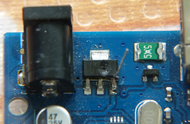 Replacing a damaged Arduino Uno voltage regulator – 42 Bots